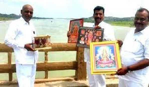 Pics of Hindu gods thrown into Karnataka river - Goa Chronicle