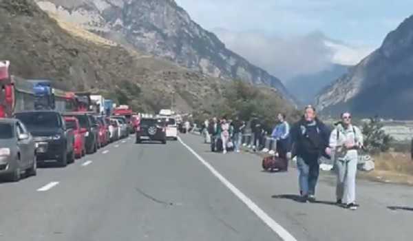 Border queues build as hundreds flee Russia - Goa Chronicle