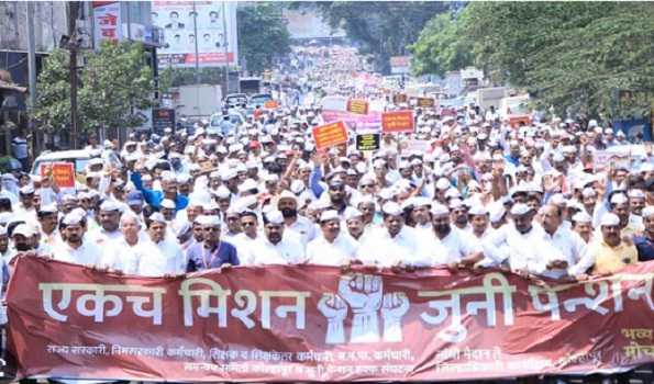 Unemployed youth take out counter morcha to protest agaist ongoing ...