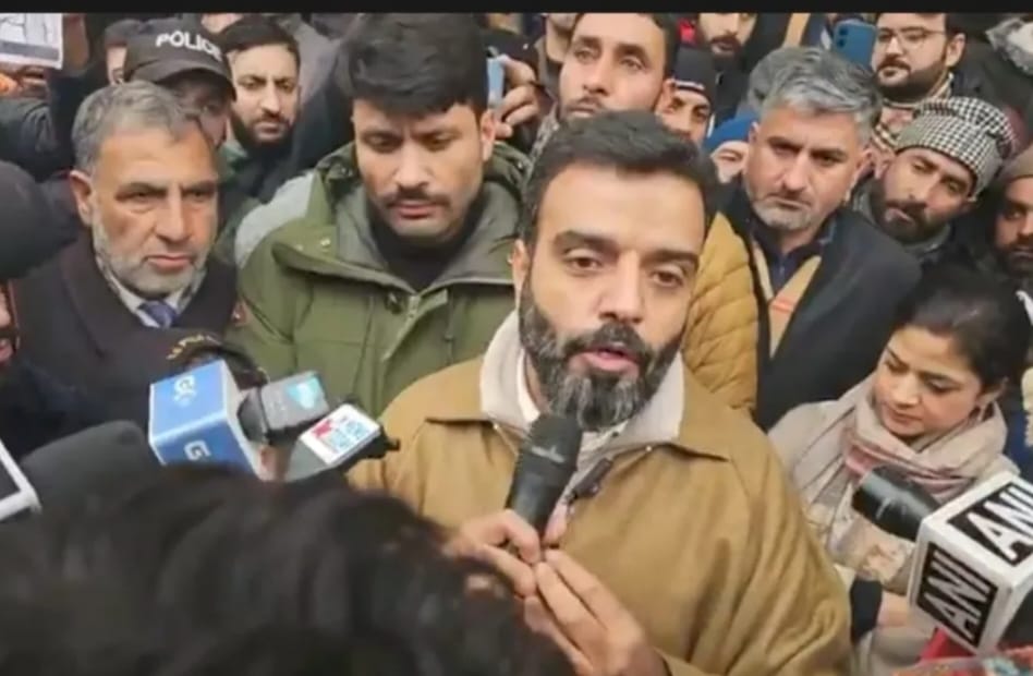 MP Aga Ruhullah, Waheed Parra among others outside CM's residence to ...